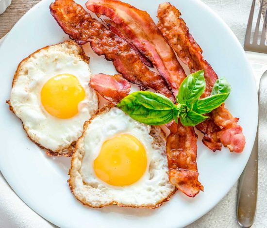 Huevos fritos (cómo freír un huevo PERFECTO) - Pequeocio