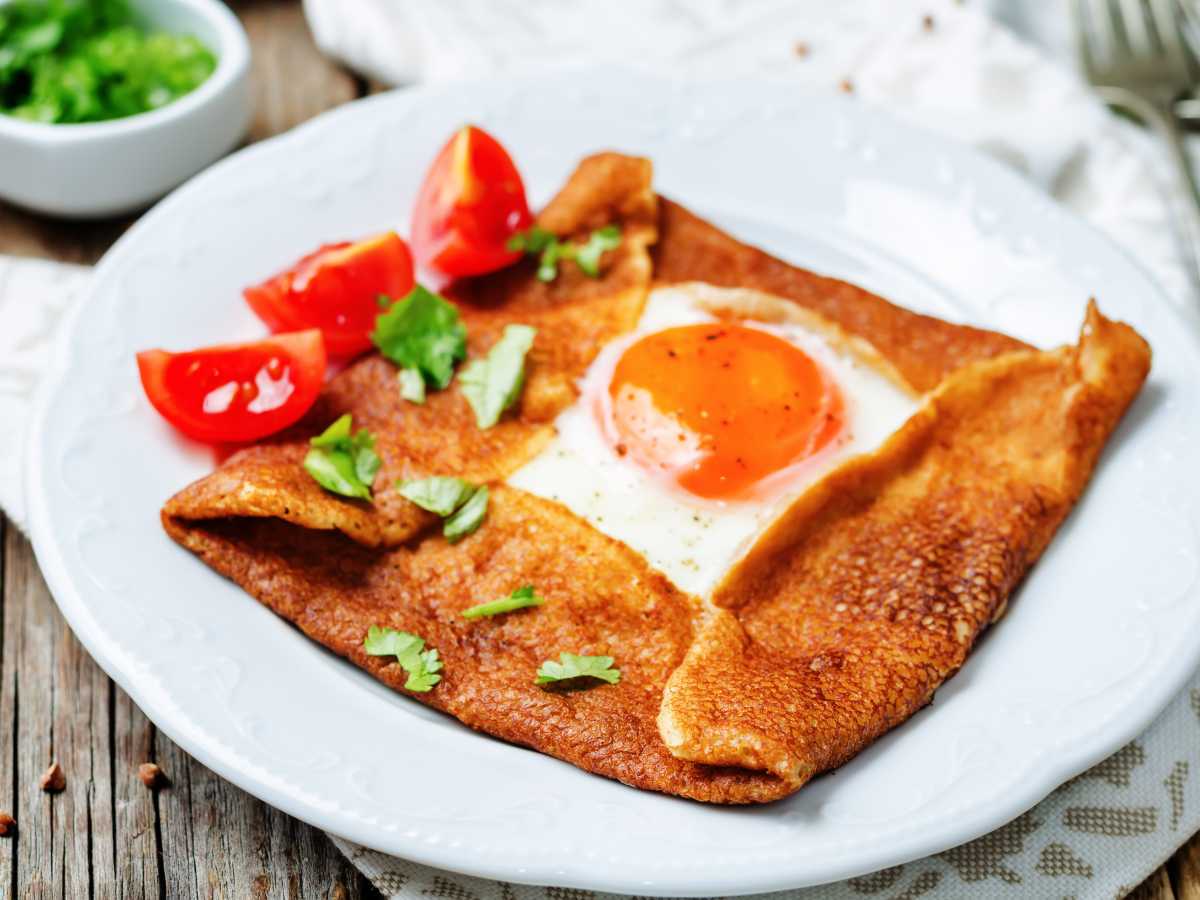 Crepes salados (masa y 10 rellenos fáciles) - Pequeocio